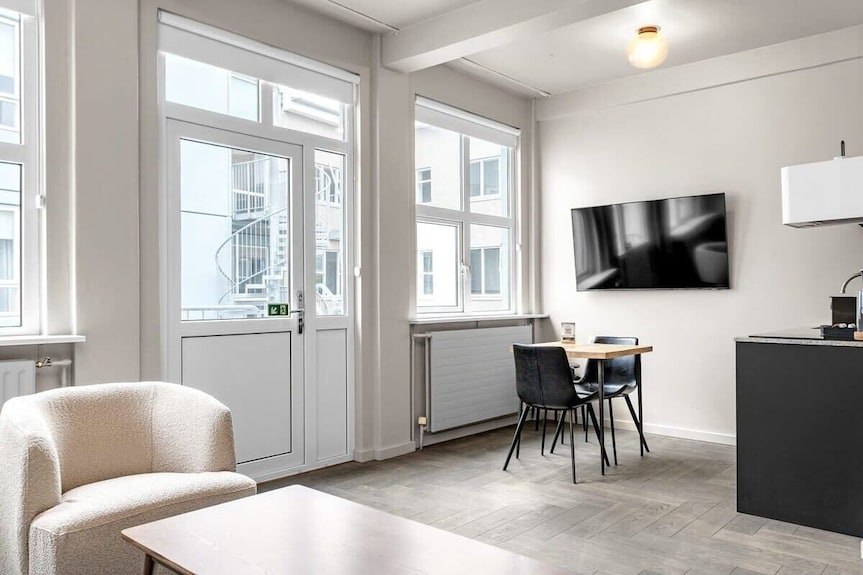 Swan Deluxe Studio For 4 Guests - Iceland