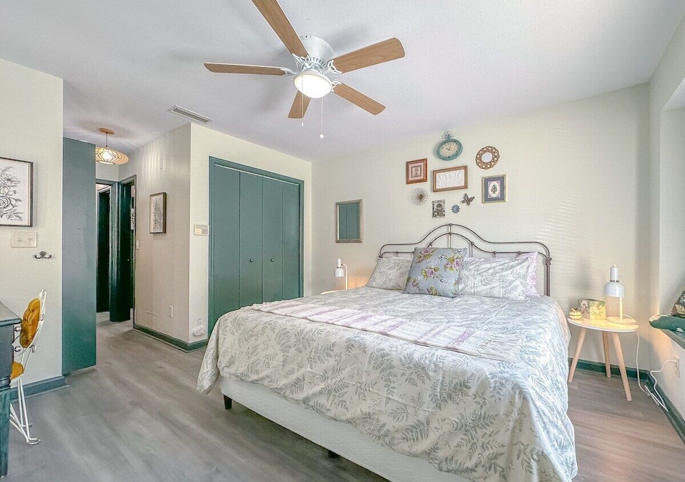 Game Room-dogs-fence Yrd- King Bed - Tallahassee