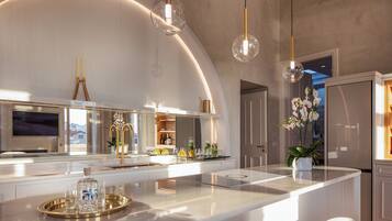 Apartamento superluxo, 3 quartos, vista para o mar | Cozinha privada | Máquina de café expresso, cafeteira/chaleira, geladeira grande, fogão