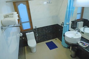 Um polibã, um chuveiro fixo, artigos de higiene pessoal grátis