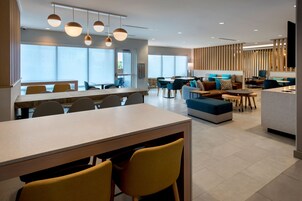 Café da manhã com buffet grátis todos os dias