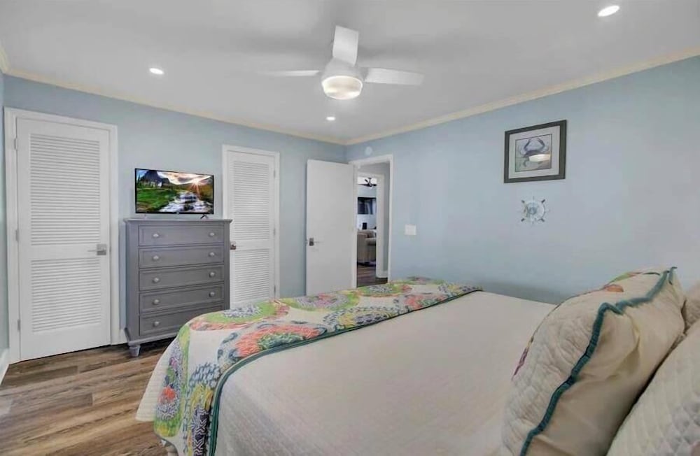 Turtle Cove|oceanfront|step Off Screen Porch Onto The Beach|renovated|new Listing|spacious Screen... - Isle of Palms, SC