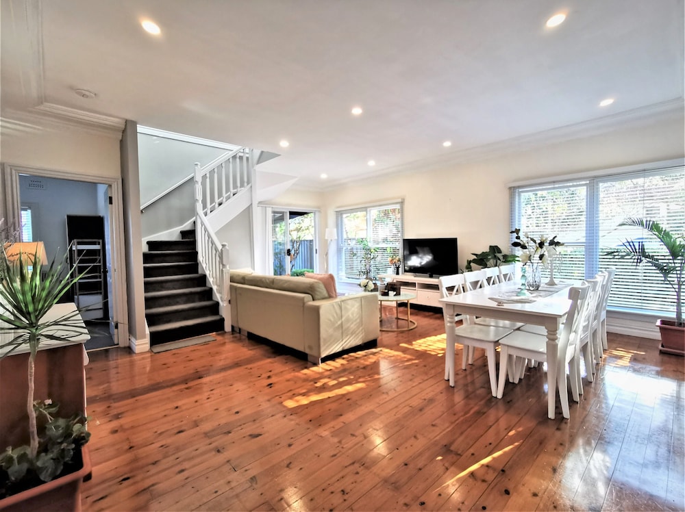 Comfy 4 Bedroms Corner House - Sydney