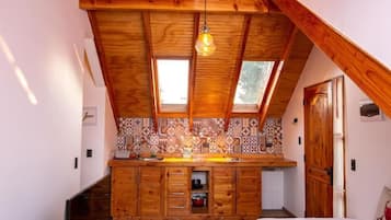 Loft Premier, 2 quartos | Cozinha privada | Um frigorífico no espaço comum