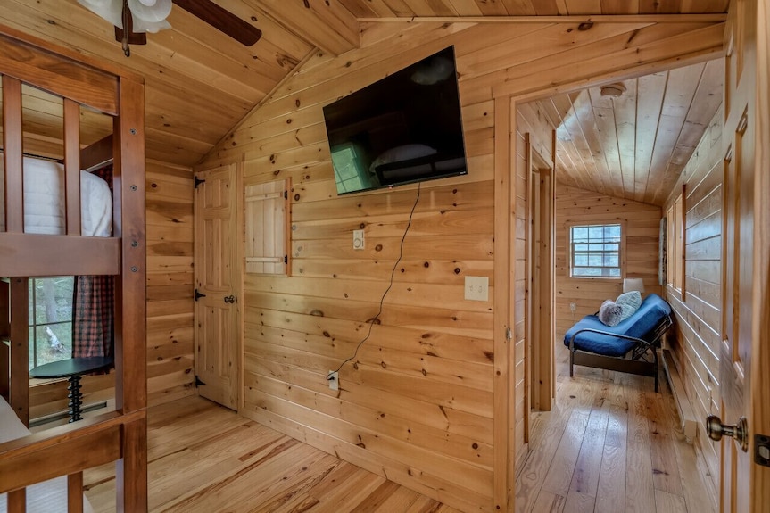 Cozy Rustic Cabin - 1000 Islands Getaway - Wellesley Island State Park, Fineview