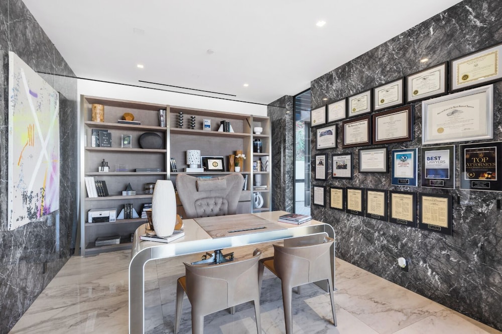 Sierra Mar -Modern Luxury Paradise In Hollywood Hills - Los Angeles, CA