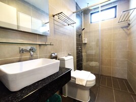 Apartamento Royal | Casa de banho | Um polibã, um chuveiro fixo, um secador de cabelo, chinelos