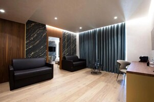 Suite Executiva | Roupa hipoalergénica, minibar, secretária 