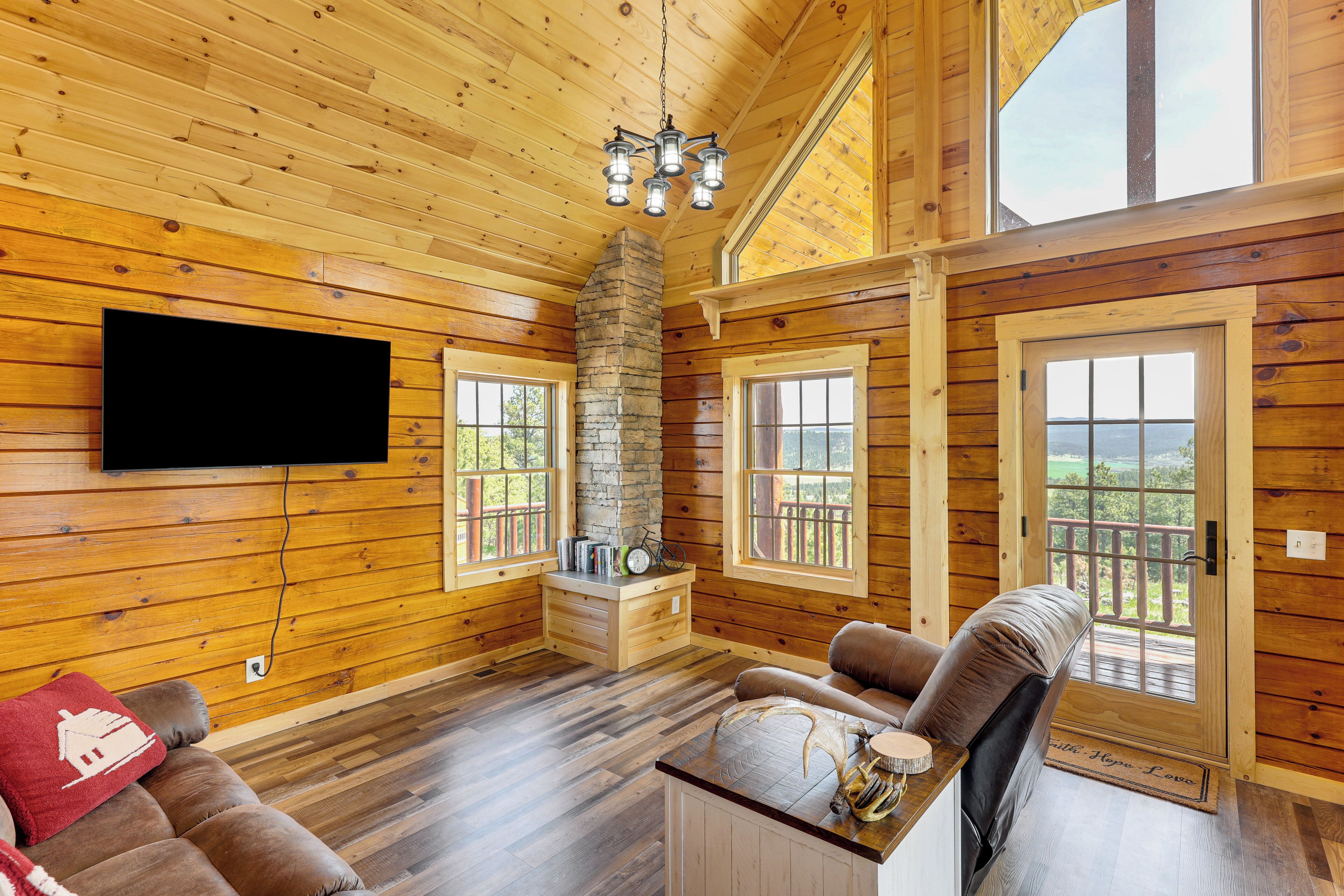 Peaceful Wyoming Cabin W/ Spacious Deck & Wet Bar! - Keyhole State Park, Moorcroft