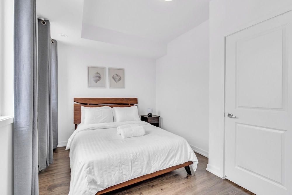 Private Townhome With Free Private Parking - Toronto