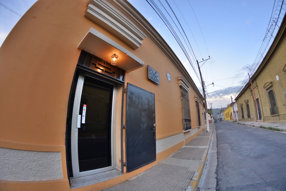 4a Calle Poniente - Santa Ana