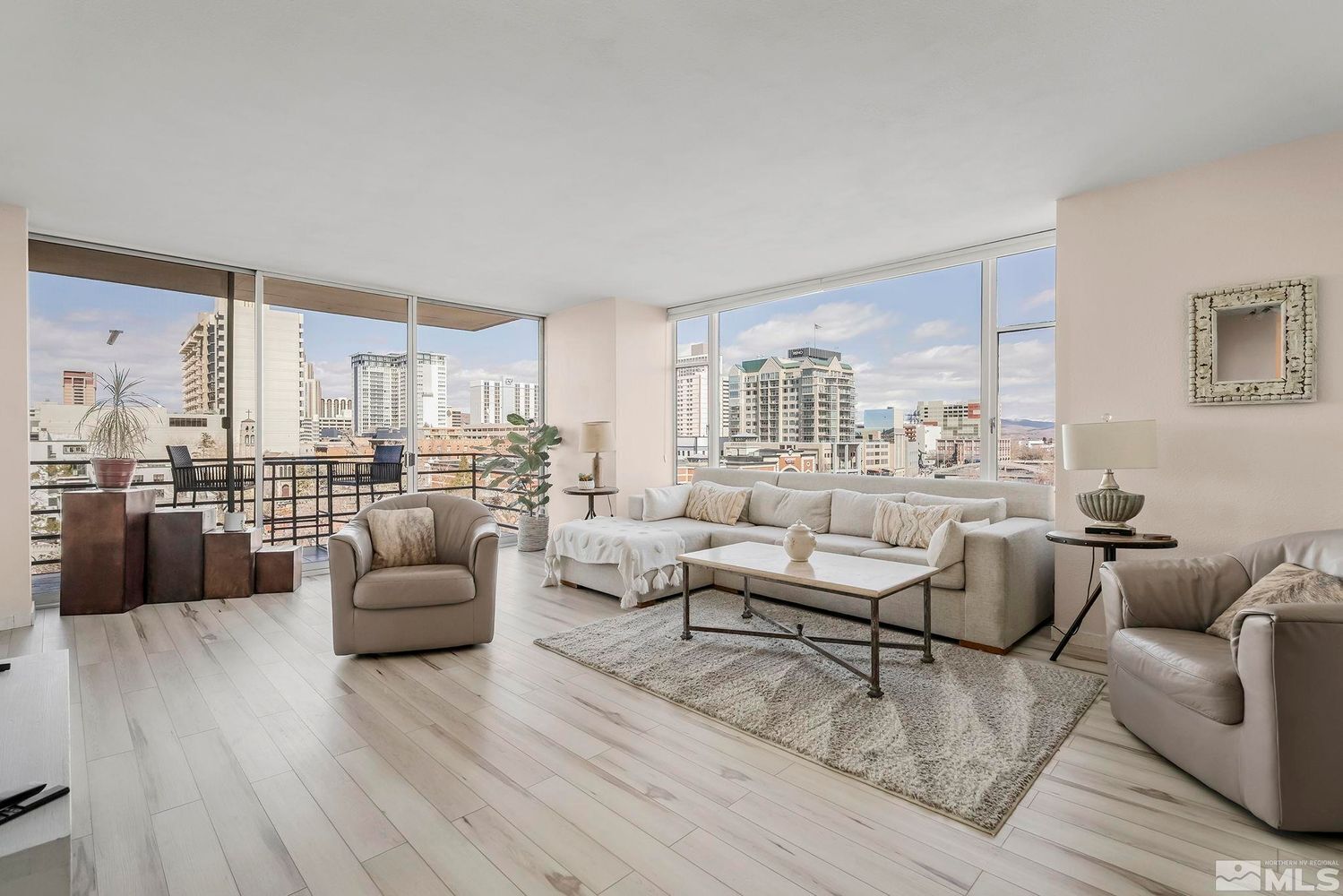 Reno 1 Bedroom, Corner View Condo,  On The Truckee River Walk, Bike, Theater. - リノ, NV