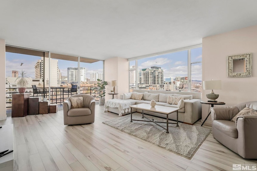 Reno 1 Bedroom, Corner View Condo, On The Truckee River Walk, Bike, Theater. - リノ, NV