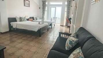 Quarto duplo superior | Cofres nos quartos, Wi-Fi de cortesia, individualmente decorados