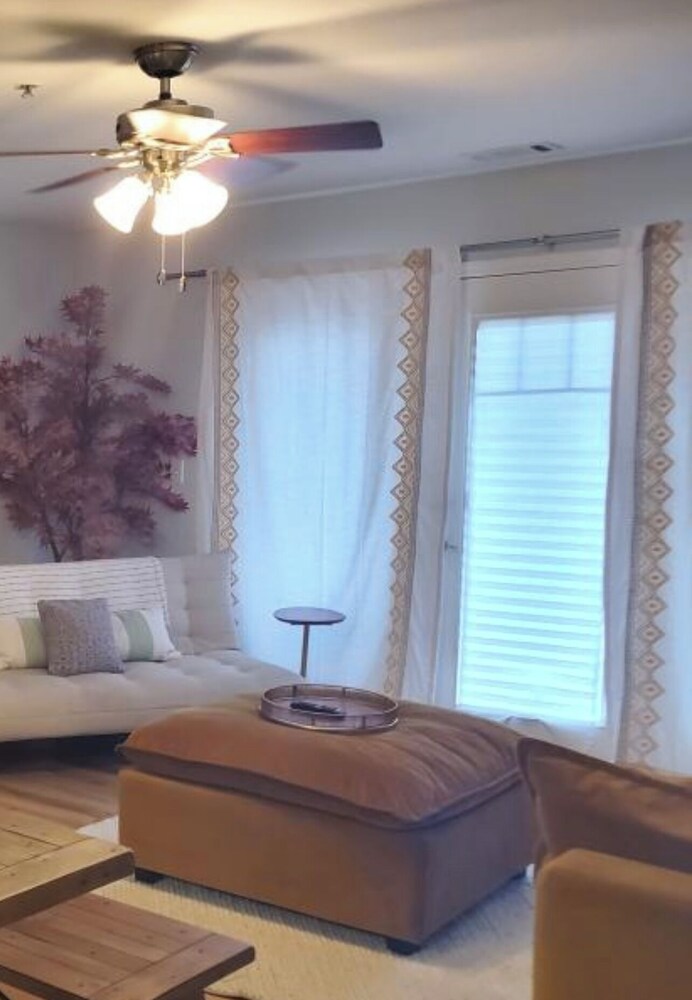 Ground Floor Free Shuttle to Campus Swimming Pool - Clemson | Abritel