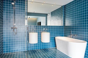 Suíte executiva | Banheiro | Produtos de toalete grátis, secador de cabelo, chinelos 