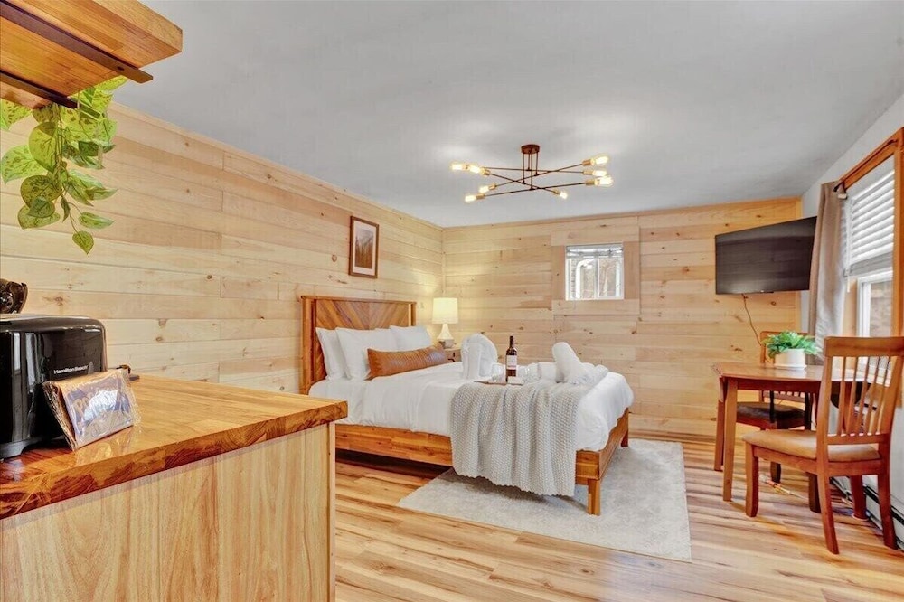Elements Pocono Cabin | Modern | Wi-fi | Firepit - Pocono Mountains, PA