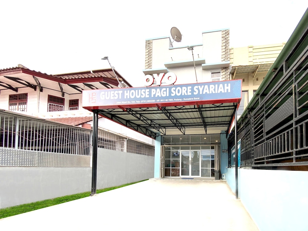 Oyo 3160 Guesthouse Pagi Sore Syariah - Padang