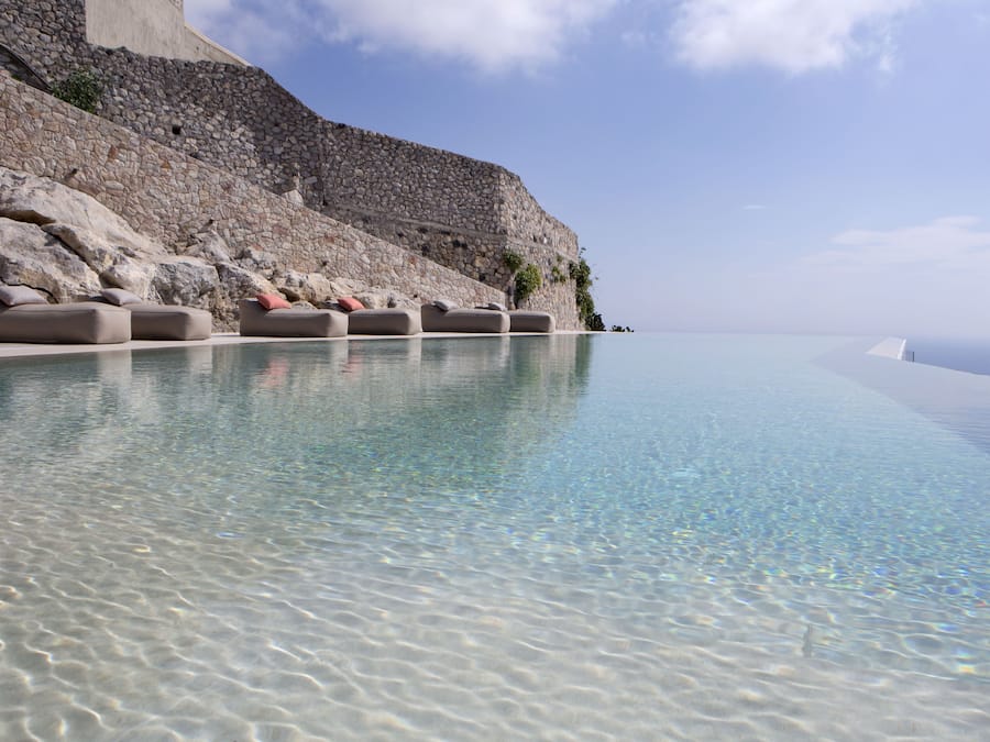 Piscina externa sazonal, funciona das 10h30 às 20h, guarda-sóis