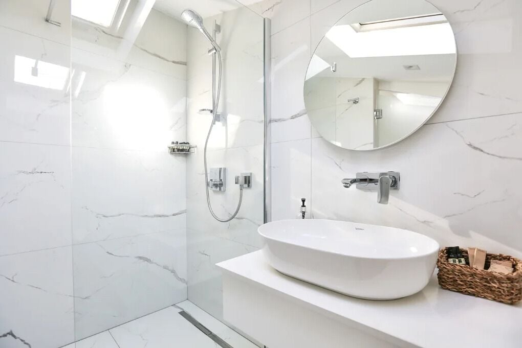 Quarto Económico | Casa de banho | Um polibã, um secador de cabelo, toalhas fornecidas, sabão 