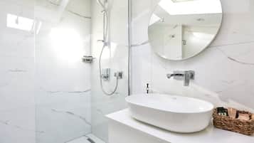 Quarto Económico | Casa de banho | Um polibã, um secador de cabelo, toalhas fornecidas, sabão
