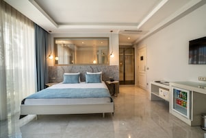 Quarto luxo, 1 cama Queen, acessível, para não fumantes | Escrivaninha, espaço de trabalho para notebook, Wi-Fi de cortesia