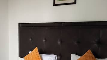 1 quarto, individualmente mobiliados, escrivaninha