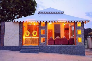 Quarto casal real | Escrivaninha, roupa de cama