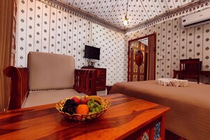 Quarto quádruplo luxo | Escrivaninha, roupa de cama