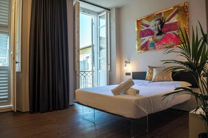 Roupas de cama premium, edredons de pluma, frigobar, cofres nos quartos