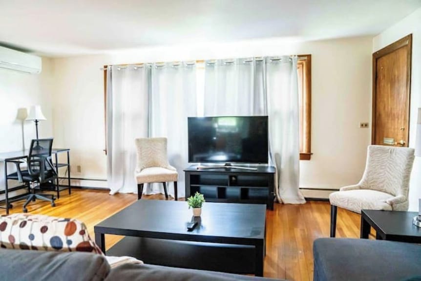 Entire House, Sleep 12, Garage, Fully Fenced Backyard - Silver Lake State Park, Hollis