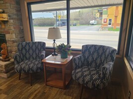 Área de estar no saguão