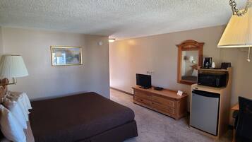 Quarto Tradicional, 1 cama king-size | 1 quarto, secretária, Wi-fi grátis, roupa de cama fornecida