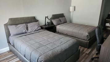 Quarto Duplo Económico | 1 quarto, secretária, secretária adequada para computadores portáteis