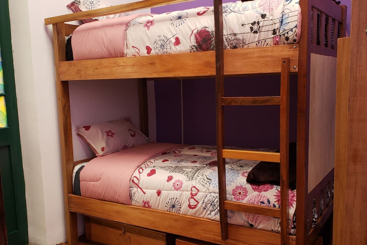 Dormitório Partilhado Económico, apenas para mulheres | Roupa hipoalergénica, Wi-fi grátis, roupa de cama fornecida