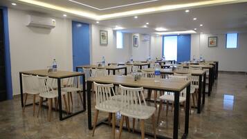 Café da manhã com buffet todos os dias (INR 180 por pessoa)