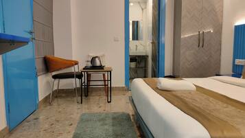 Quarto luxo | Cofres nos quartos, escrivaninha, espaço de trabalho para notebook