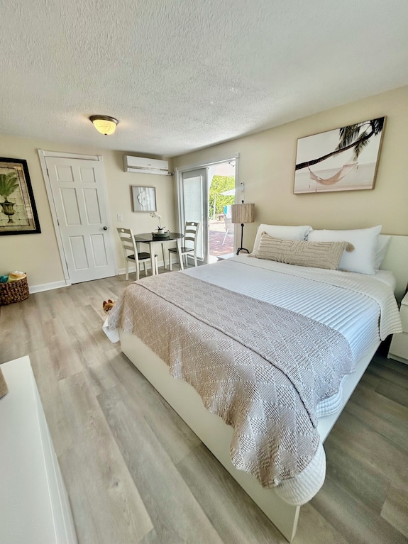 Sea Shell Cottage, Sleeps 2 - Escape The Cold; Our Pool Is Heated! - Florida