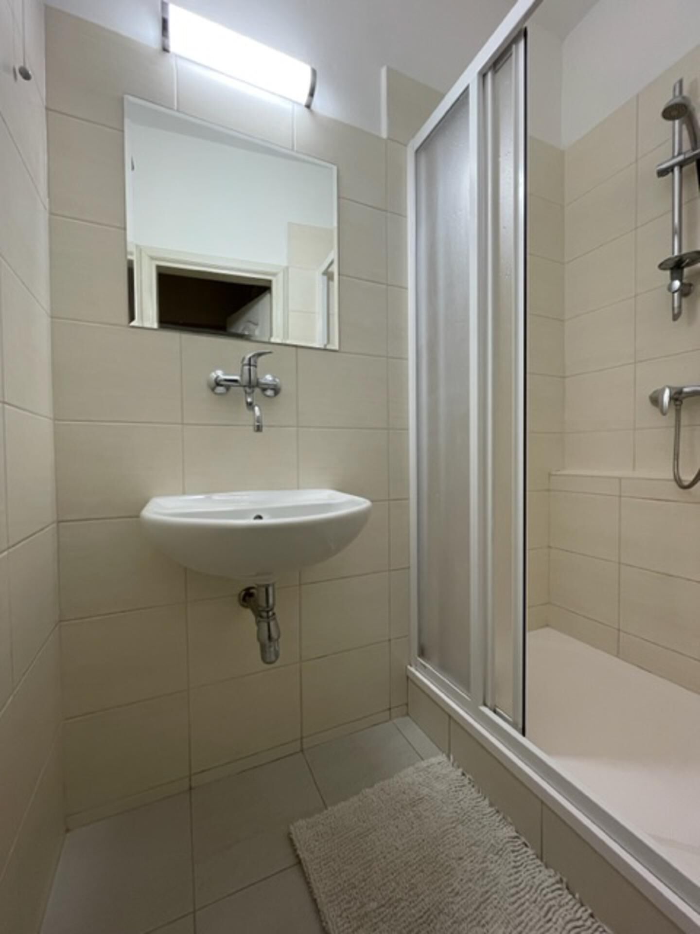 Apartamento | Casa de banho | Um polibã, um secador de cabelo, toalhas fornecidas 