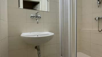 Apartamento | Casa de banho | Um polibã, um secador de cabelo, toalhas fornecidas