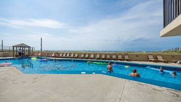 Apartamento em Condomínio Fechado, 2 quartos | Piscina | Piscina interior, piscina exterior