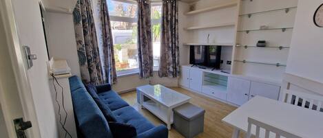 Apartamento | Área de estar | Lareira