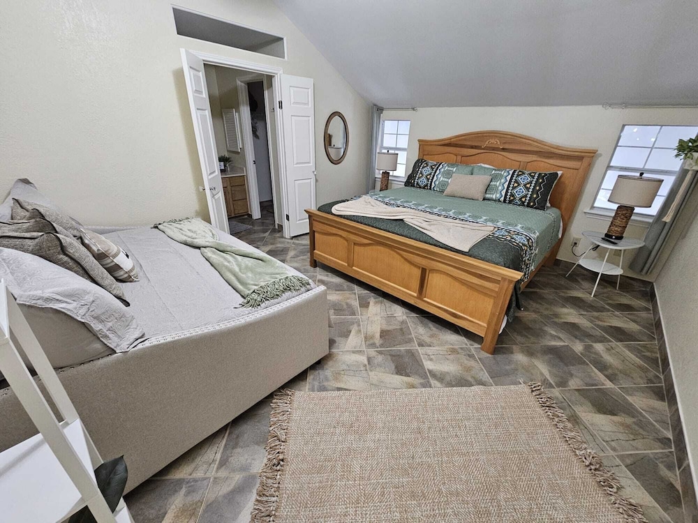 Tropical Paradise, Huge Yard 2min Walk 2beach Dogs - South Padre Island, TX