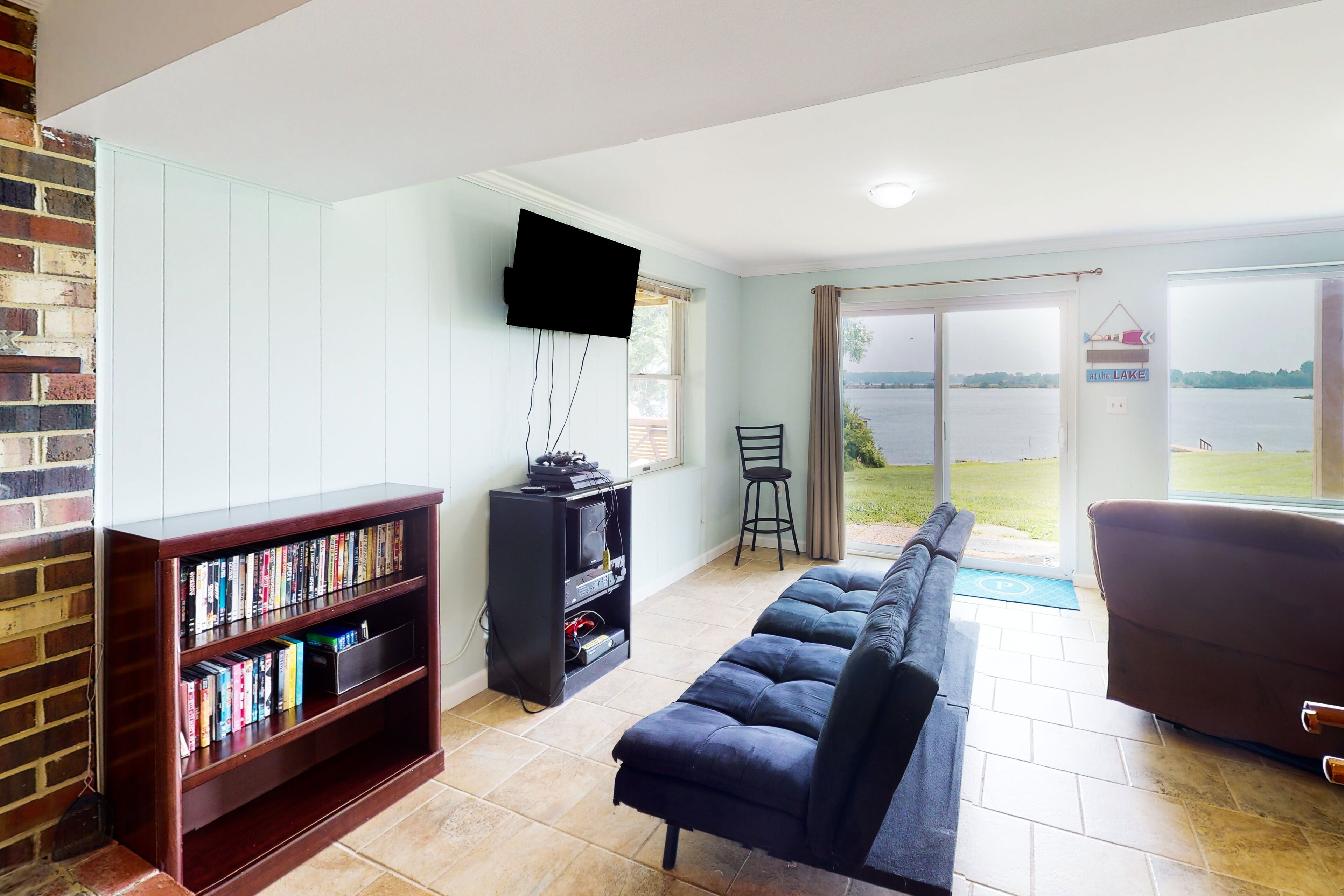 Charming Getaway With A Fireplace, Large Deck, Paddle Boards & Porch Swing - Lake Anna, VA