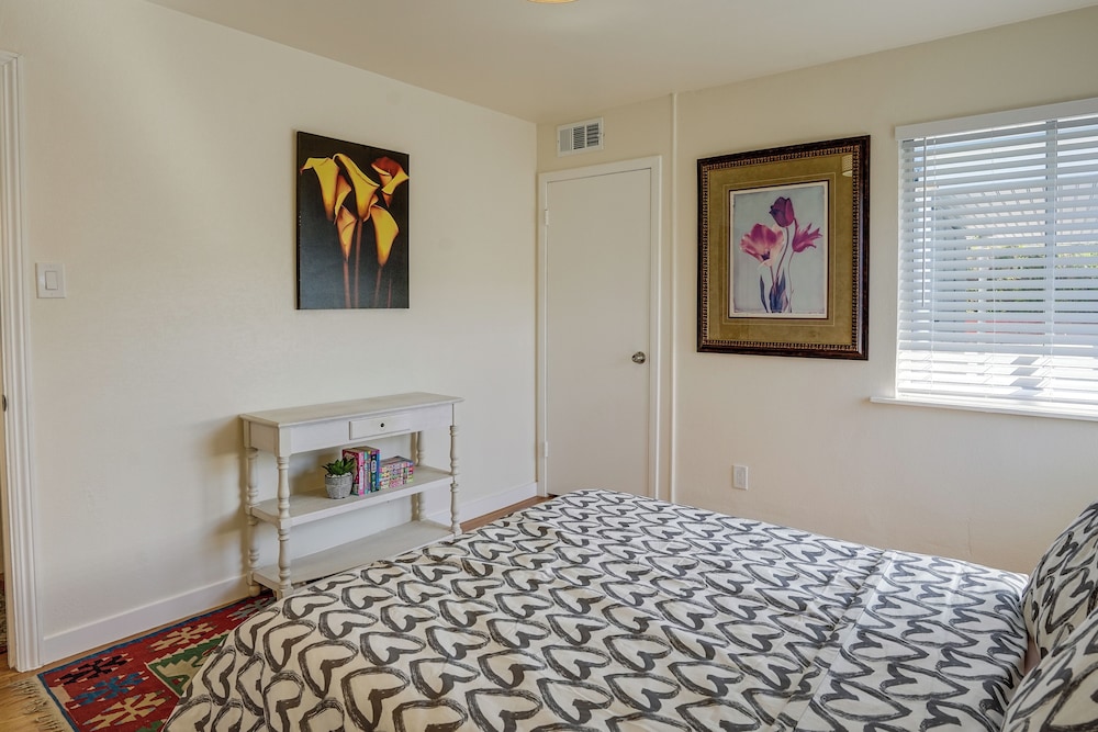 Stunning Bay-View Home in Kensington! - Kensington | Vrbo