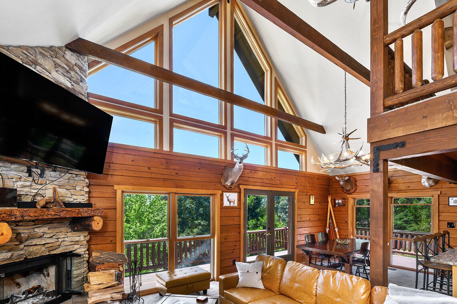 Traditional A-frame Luxe Cabin In Crestline Ca. 3bed3bath/3lvl/prvt Spa/5+prking - Crestline, CA