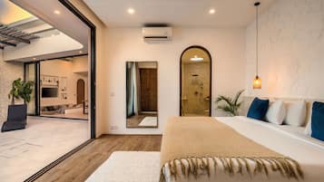 Villa Deluxe, 3 quartos, piscina privativa, vista para a piscina | 3 quartos, roupa de alta qualidade, cofre no quarto, secretária