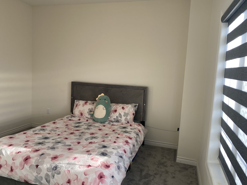 Amazing Fun Place With 6 Beds 3.5 Bath Home Having 14 People Sleeping Capacity - Brampton