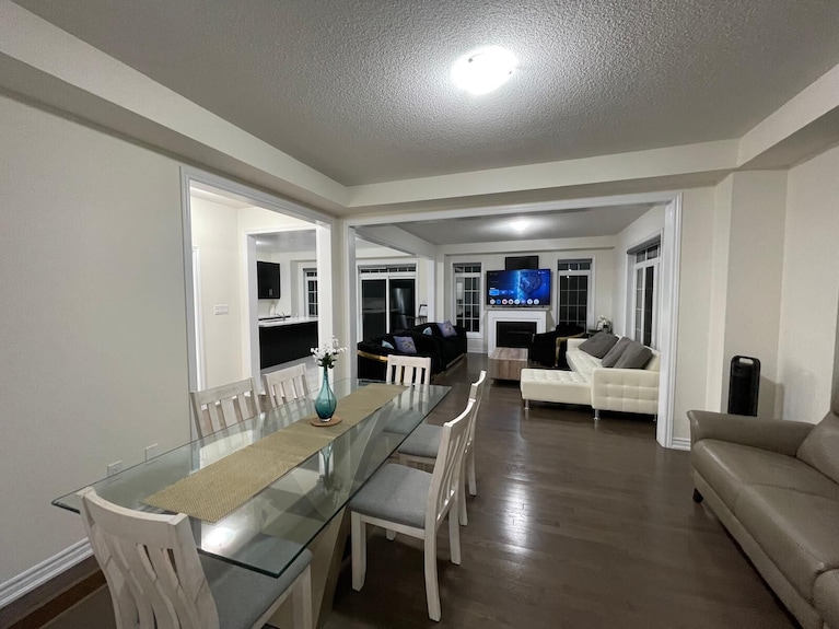 Vrbo Awaits You Booking 6 Bed 3.5 Bath Beautiful Property - Fun | Love| Friends - Brampton