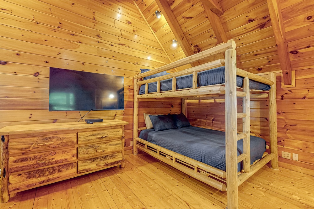 Fox Valley Lodge | Home In Pigeon Forge With Hot Tub & Free Attraction Tickets - Pigeon Forge, TN